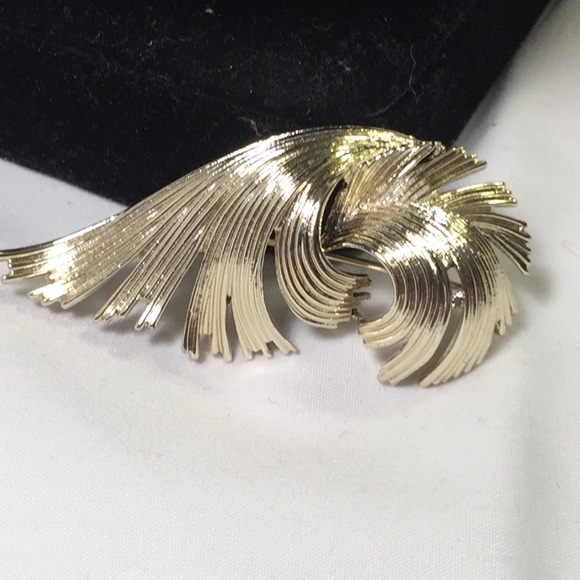 Lisner Jewelry | Jewelry | Vintage Lisner Gold Brooch | Poshmark